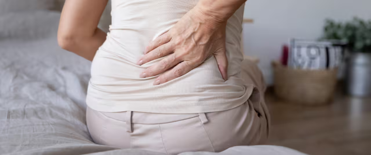 Heb je lage rugpijn? 10 tips om de pijn te verlichten en te voorkomen