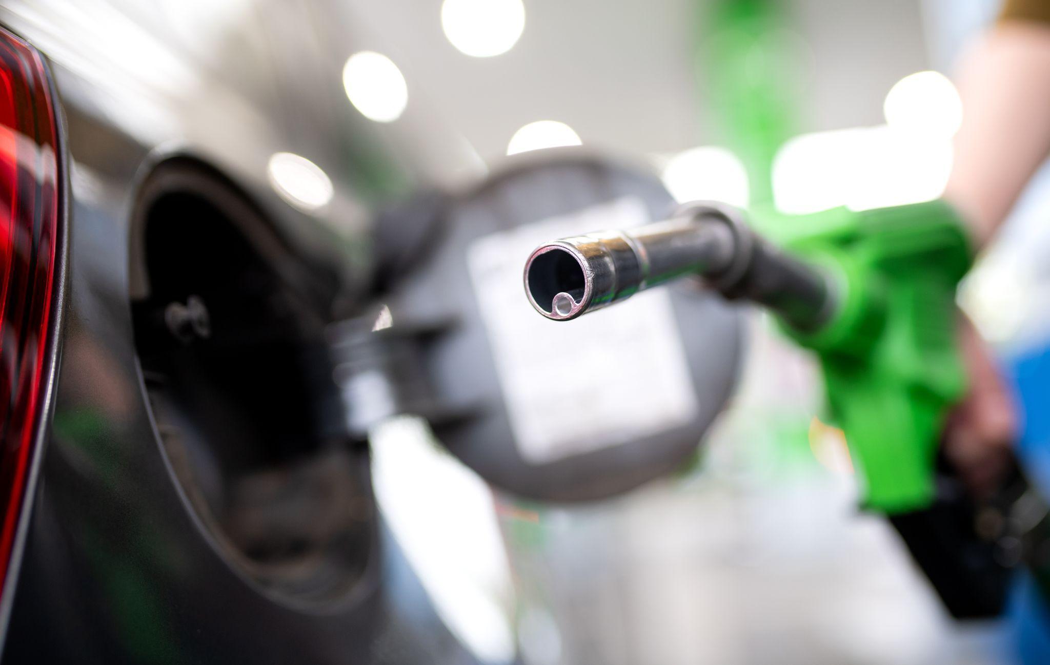 Abzocke an der Tanke: ADAC kritisiert: Ölpreise sinken, Spritpreise ...