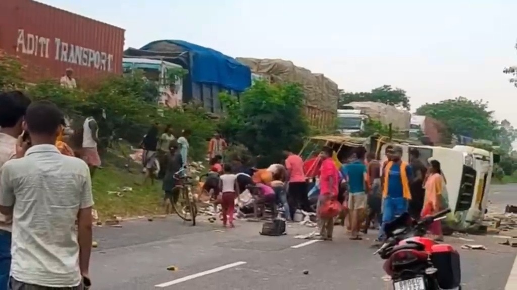 Video: Crowd loots mangoes from overturned truck, ignores injured Bihar ...