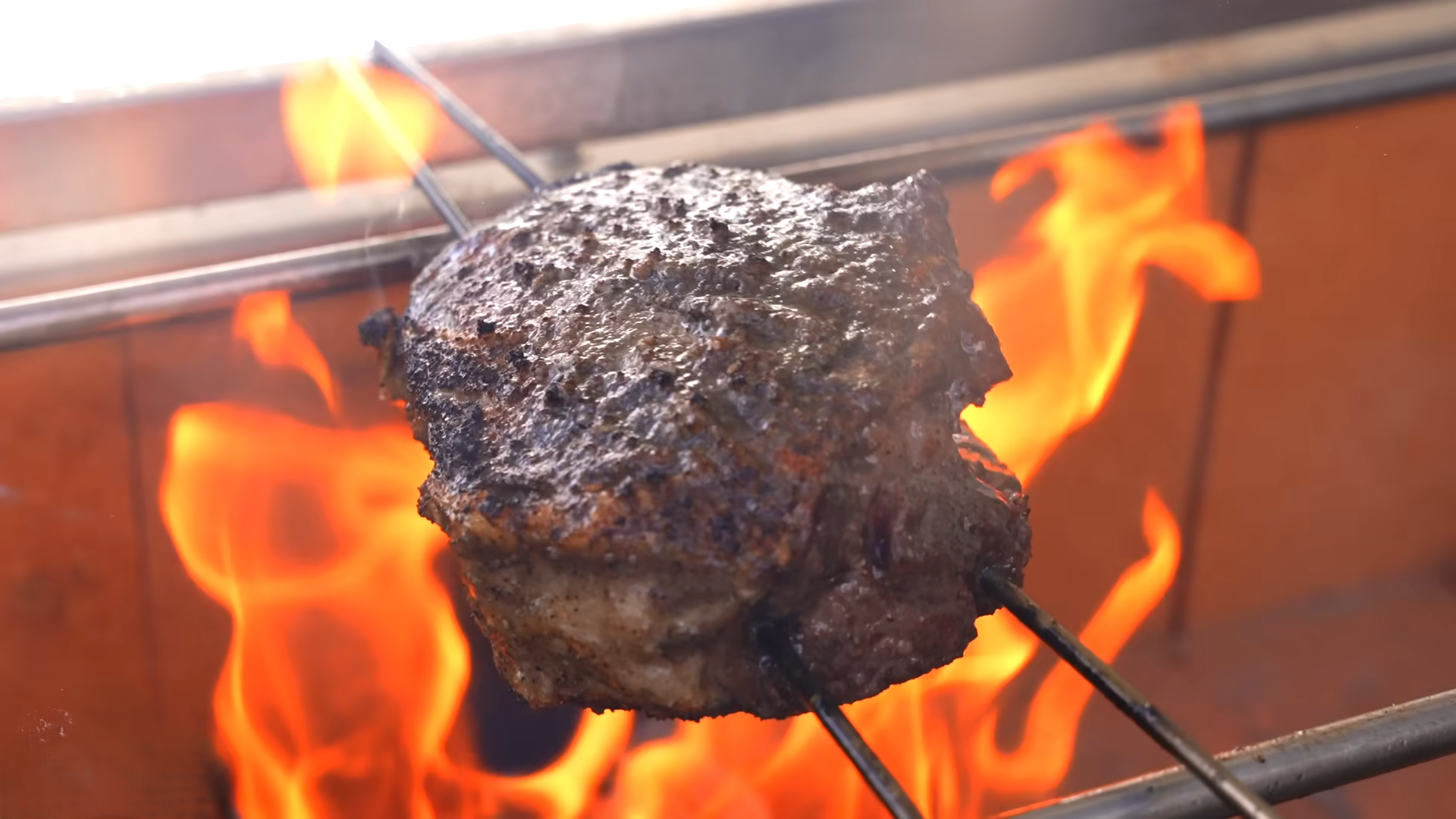 He cooked steak over real fire and the crust changed everything
