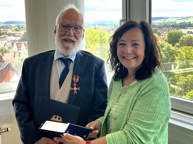 Ein beharrlicher und einfühlsamer Macher: Bundesverdienstkreuz für Hans ...