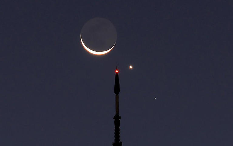 Now the crescent moon joins Venus and Jupiter in the evening sky. How ...