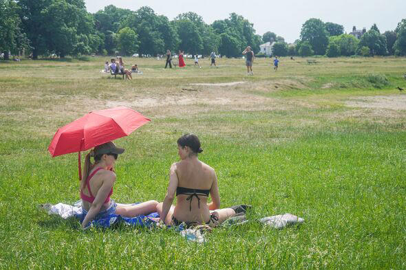 UK weather maps show exact date 34C scorcher hits - 17 counties above 30C