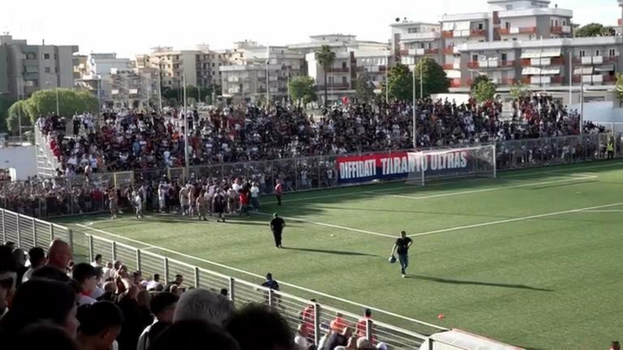 Taranto, sogno Serie D infranto: tensione tra tifosi e calciatori