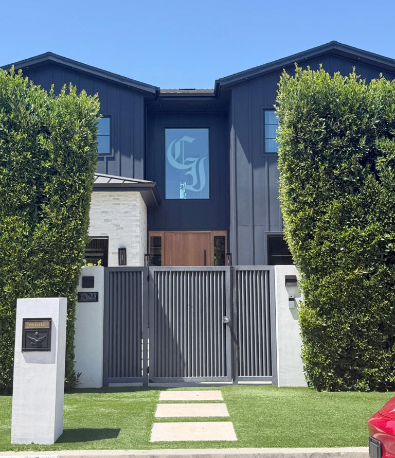 Neighbors in posh neighborhood fume about wild antics inside OnlyFans ...