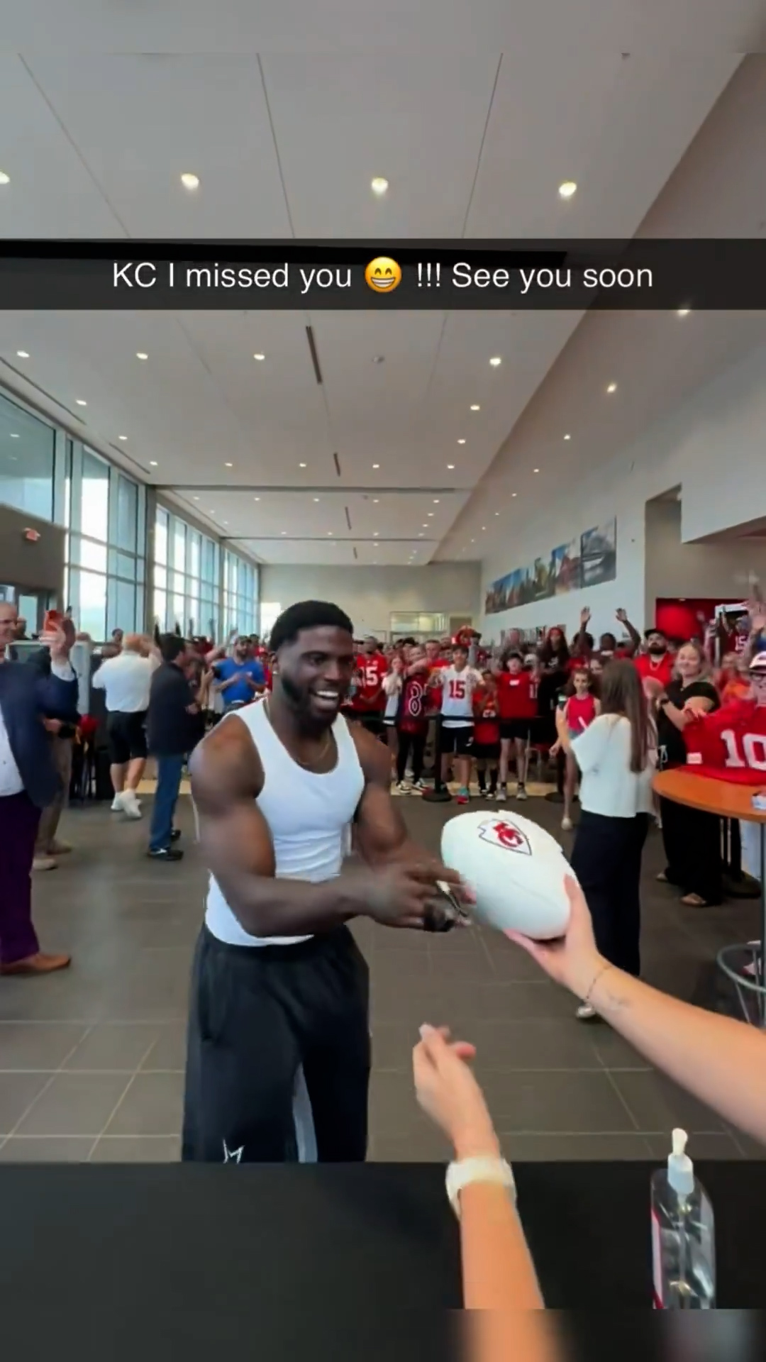 Tyreek Hill gives out signed Chiefs balls at Missouri meet and greet
