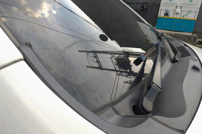 Ini dampak bercak jamur dibiarkan menempel lama di kaca mobil bekas