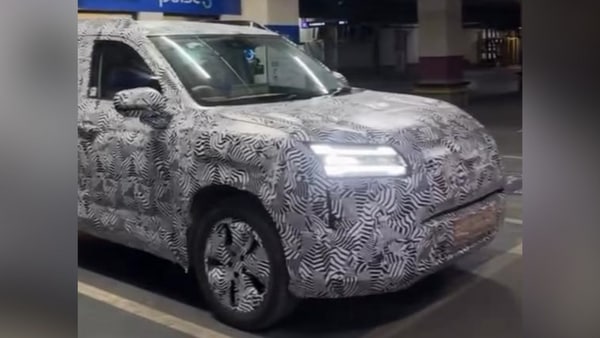 Wuling Starlight 560 spotted yet again, this time at a charging station