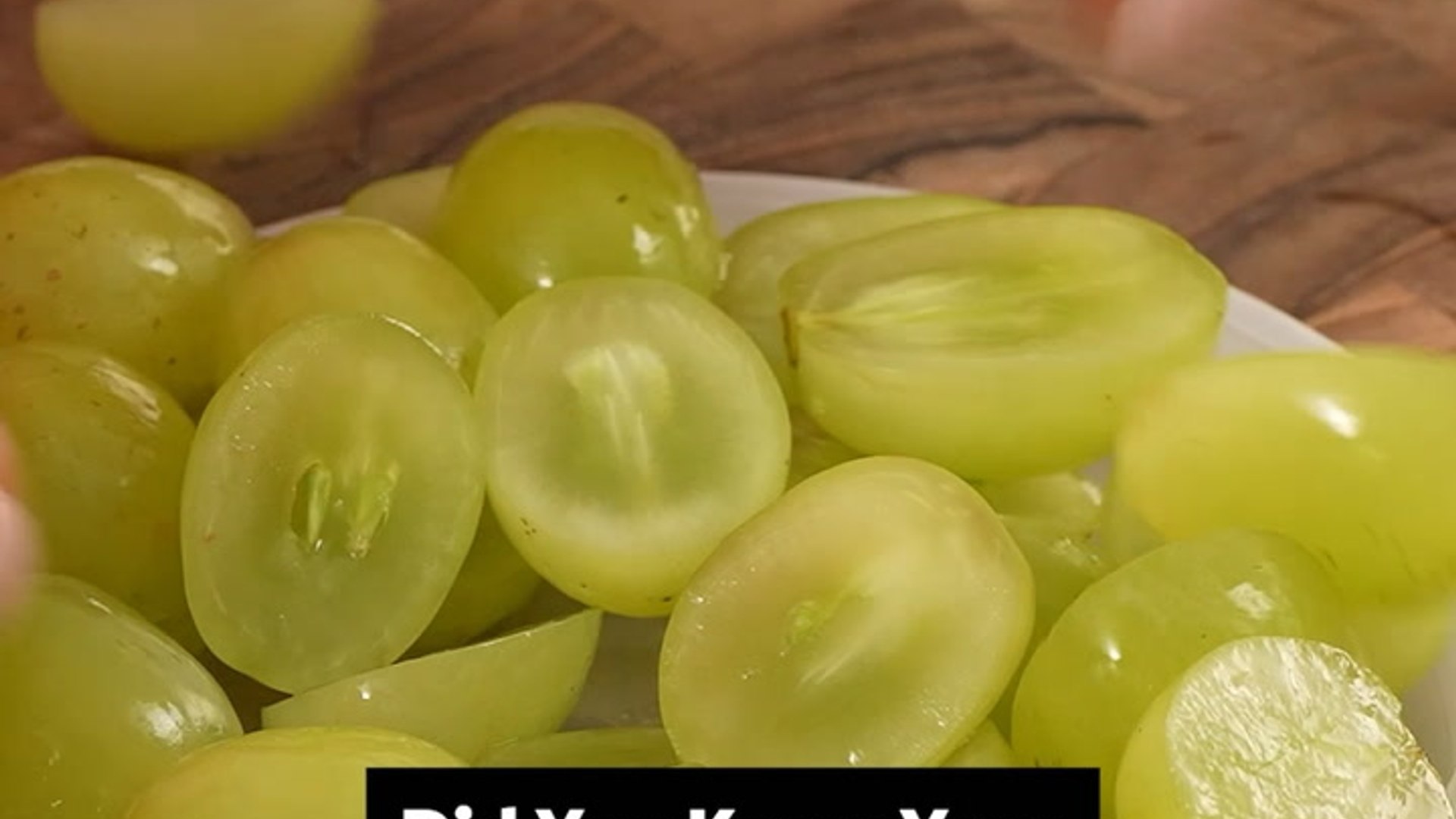 An easy hack to slice small fruits in the kitchen