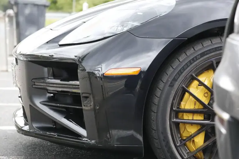 Porsche Panamera, il facelift 2027 si mostra al Nürburgring: nuovo ...
