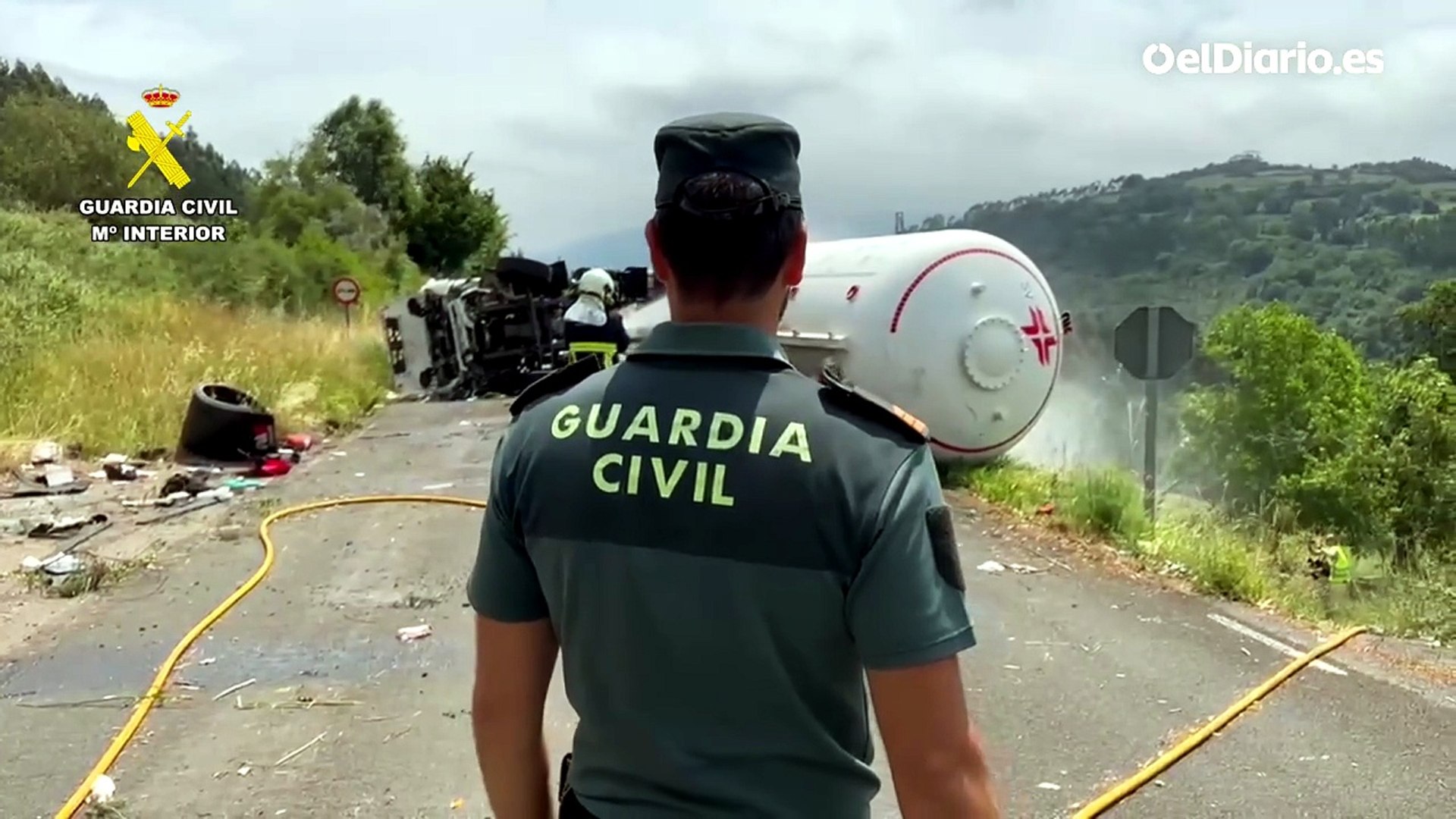 El vuelco de un camión cisterna de gas propano en la A-8 obliga a ...