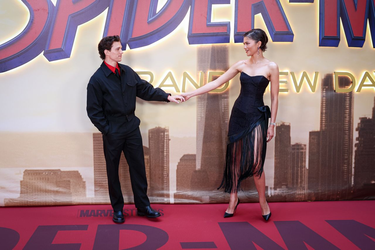 Zendaya drips in fringe in flapper-coded LBD with hip-high slit for ...