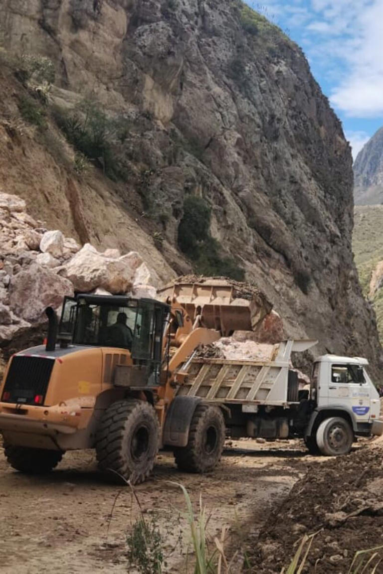 La vía Cuenca-Girón-Pasaje sigue bloqueada: retiran toneladas de tierra ...