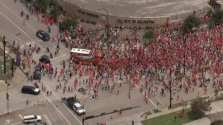 Orange walk before FIFA World Cup match drew 15,000+ fans, Arlington ...