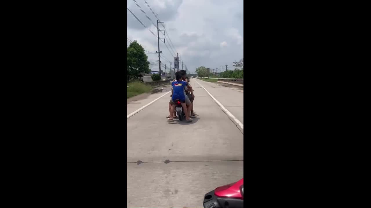 Drivers shocked to see five kids crammed onto scooter in Thailand