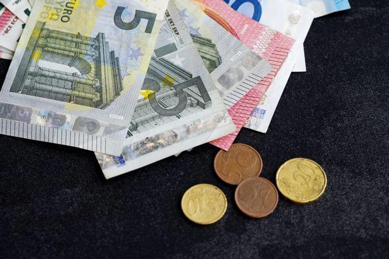 Call to give social welfare recipients an extra €100 per month
