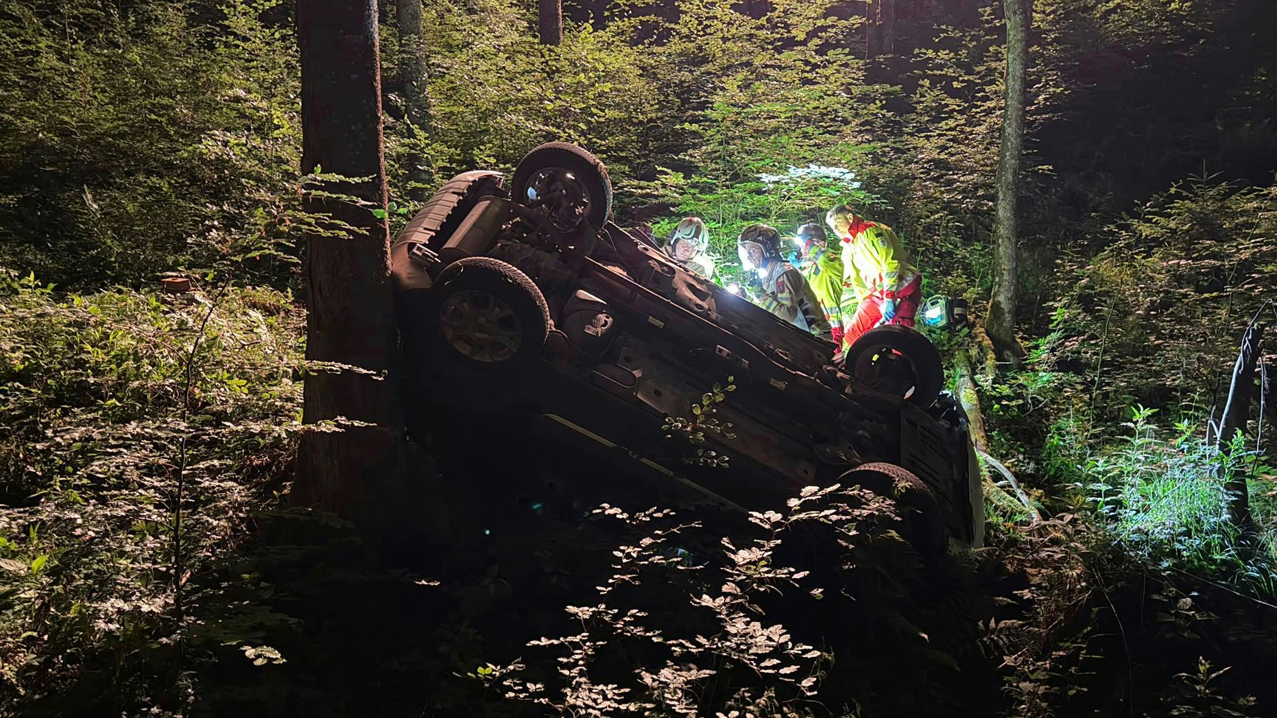Auto stürzt 50 Meter ab! Lenker (65) eingeklemmt