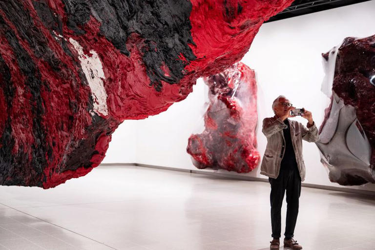 Artist Anish Kapoor presents works old and new in London gallery return
