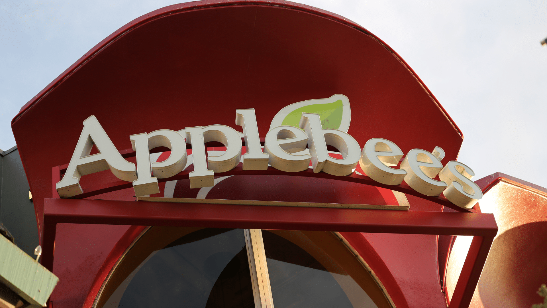 Applebee’s franchisee with 53 restaurants files bankruptcy amid up to ...