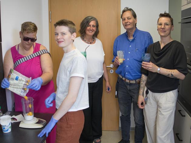 Teilhabezentrum Nidda öffnet Türen: Besucher filzen und mixen Smoothies