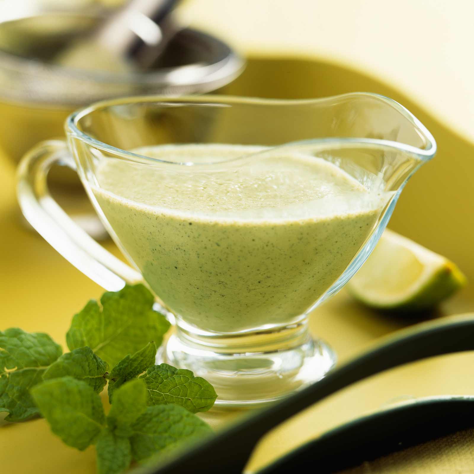 Cette sauce verte secrète à la feta va transformer toutes vos salades d’été