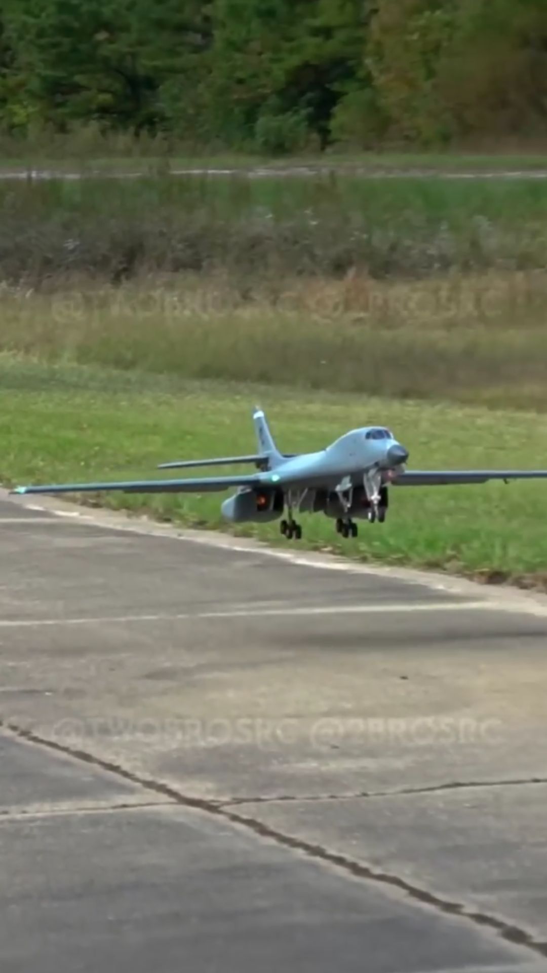 B-1B Lancer RC plane: Realistic wing sweep and landing