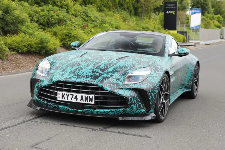 Aston Martin Vantage RS, stessa anima V8 ma ancora più potenza: il ...
