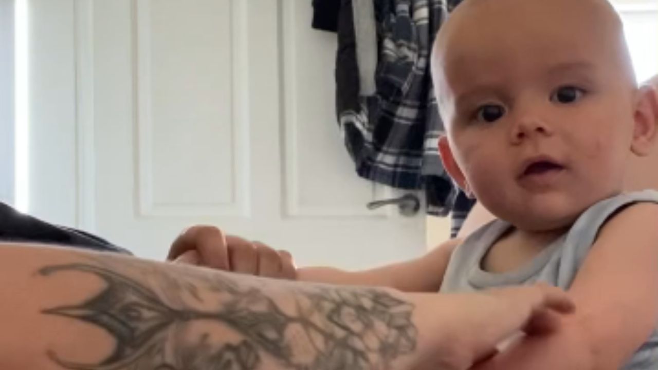 Baby girl attempts to continue 'Row Row Row Your Boat' after mom stops ...