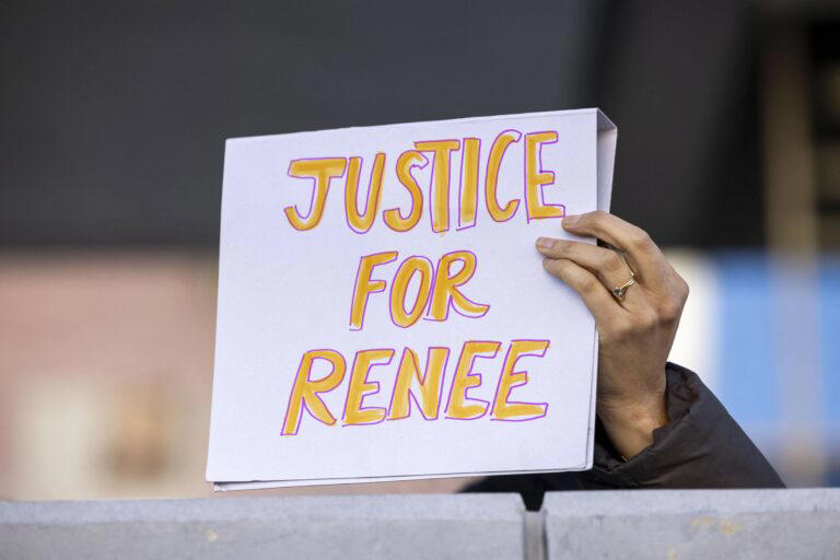 Julia Roberts told to ‘stay out of politics’ after Renée Nicole Good ...