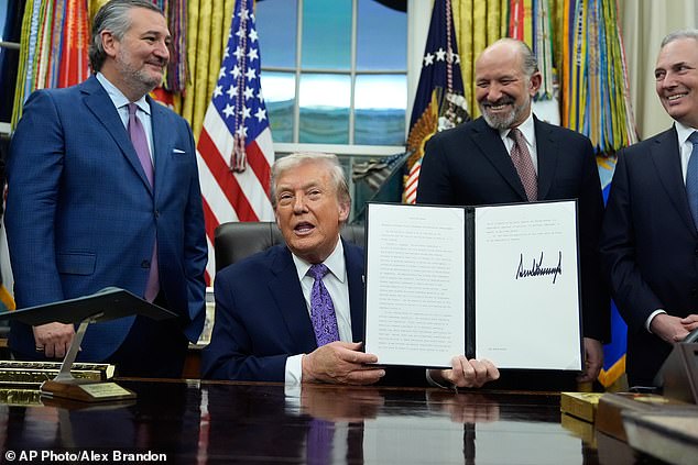 Con artist who targeted Trump's Wall Street rival requests pardon