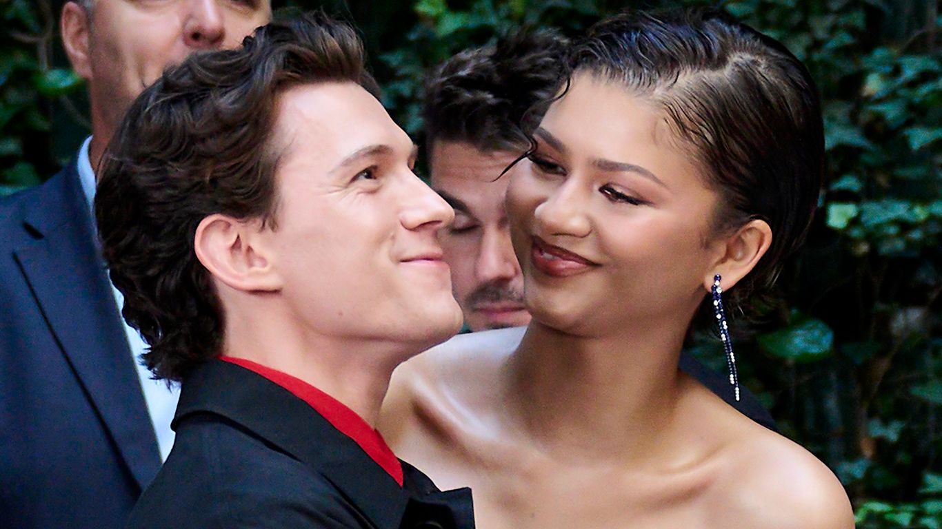 Zendaya et Tom Holland jouent la carte du matching outfit sur le tapis ...