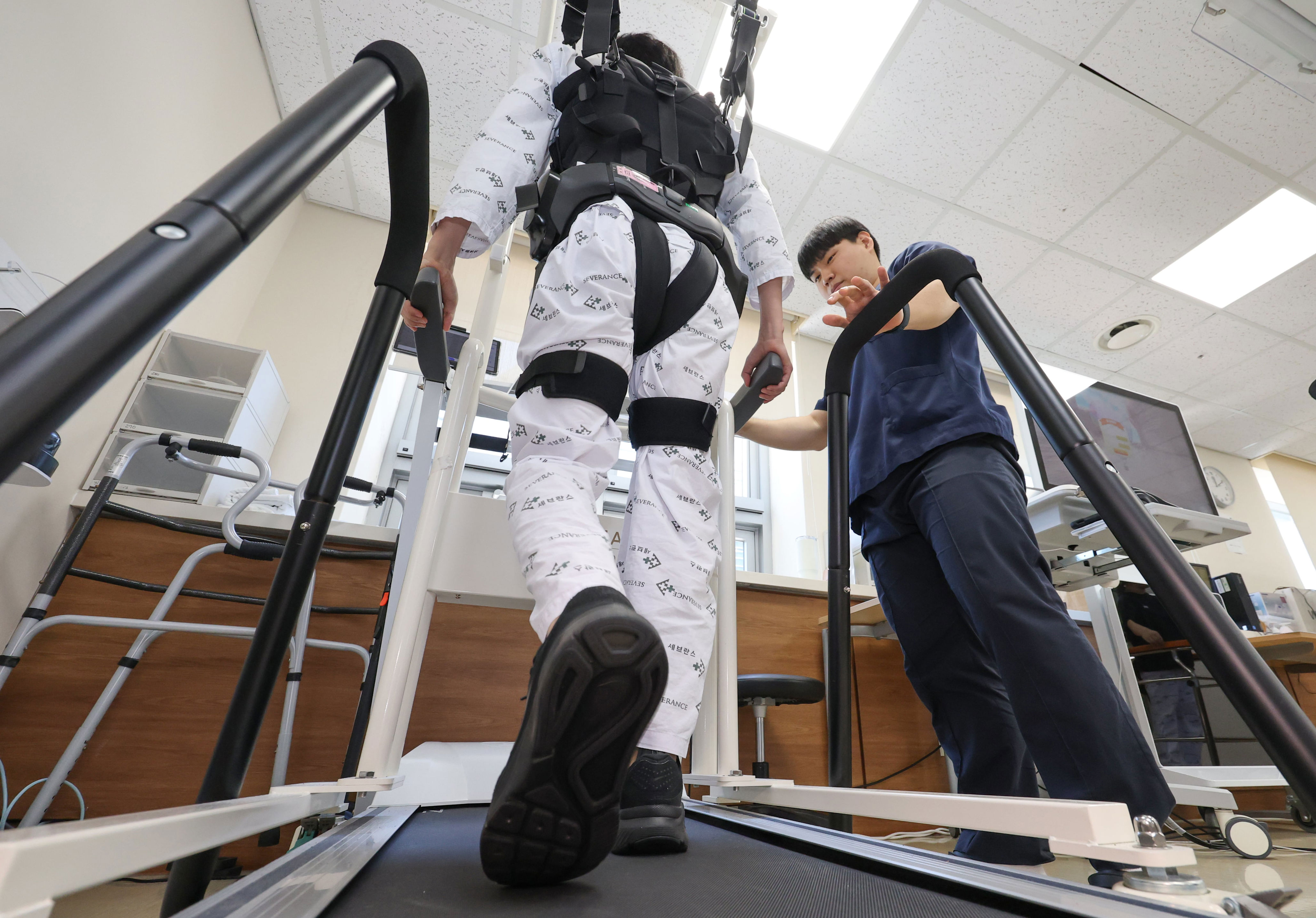 Wearable AI robot helps patient walk after two months