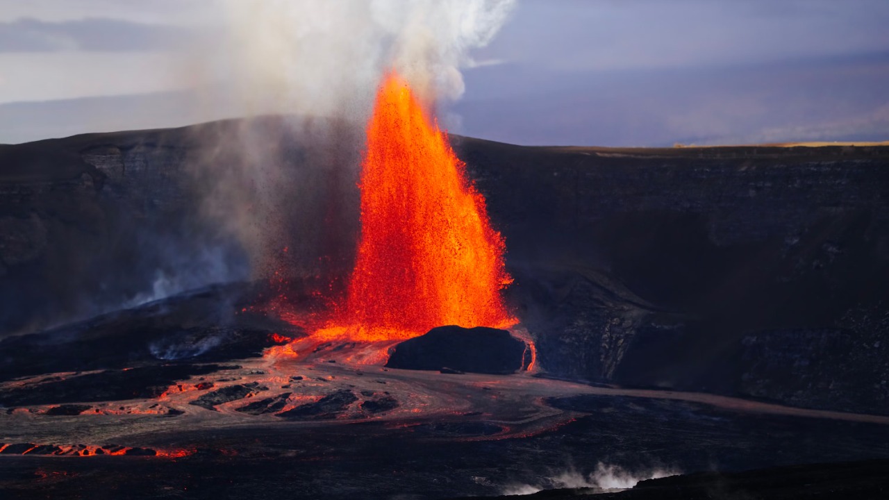 Kīlauea’s 49th episode shot lava fountains 300 feet high and a plume to ...