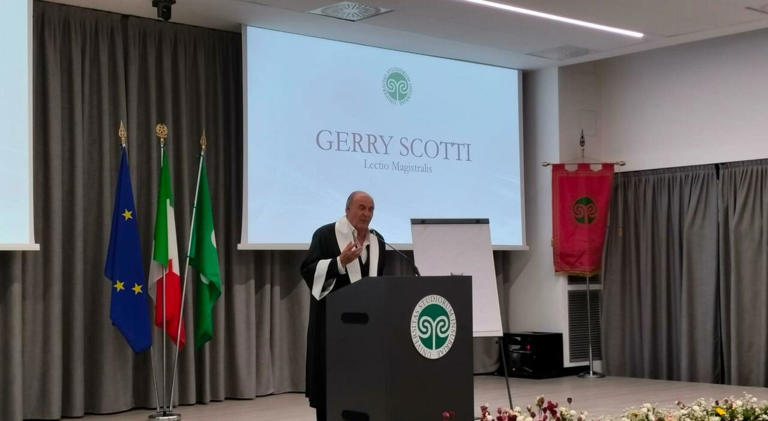 Gerry Scotti riceve la laurea ad honorem e diventa "dottor Scotti ...