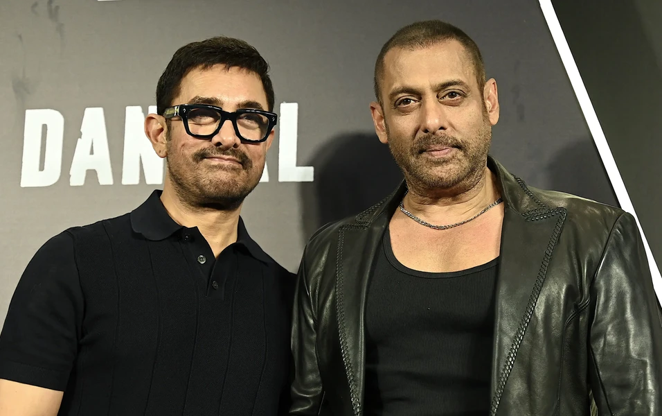 Salman Khan defuses bodyguard mix-up with warm hug at 'Lagaan' event