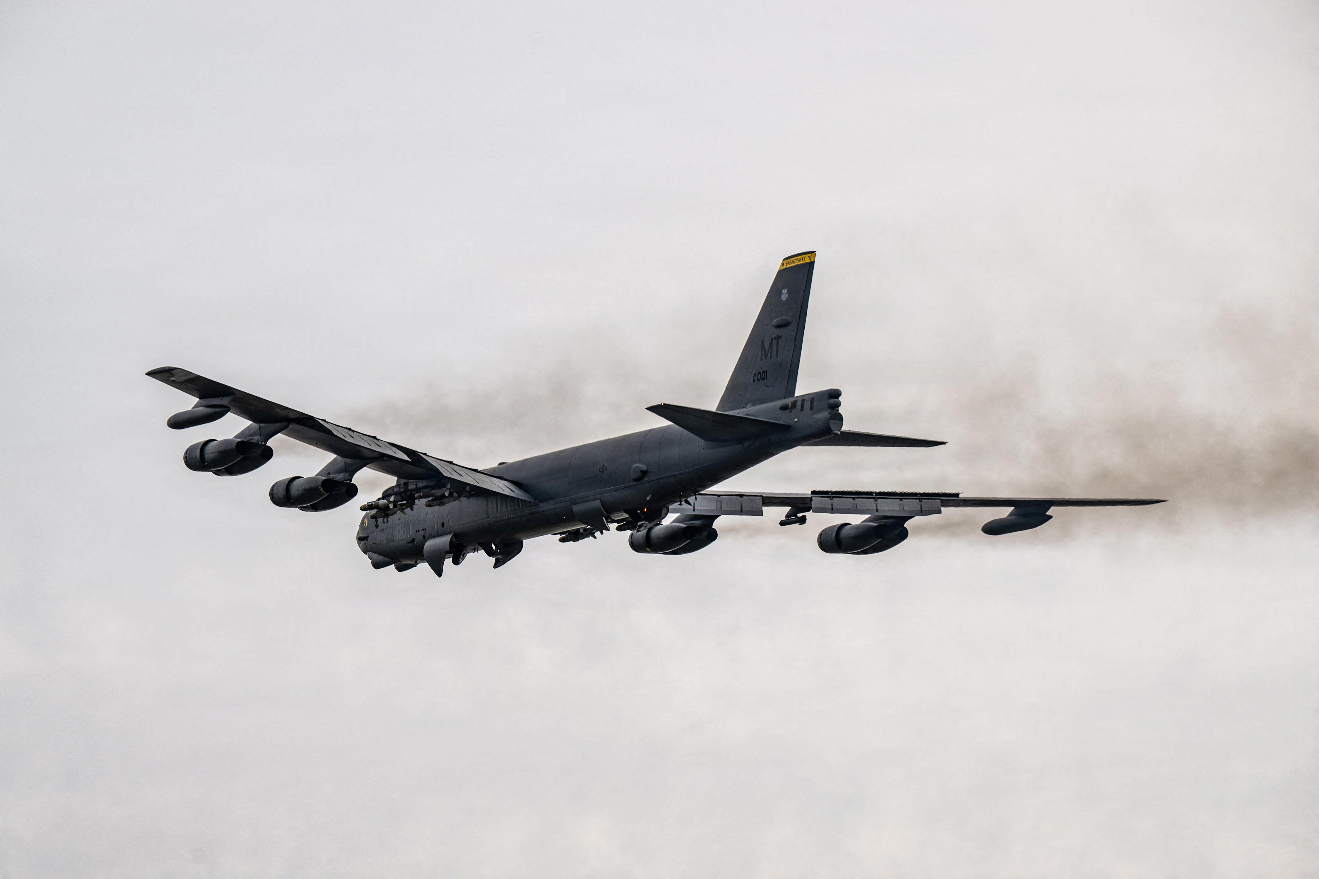 Eight presumed dead following US Air Force B-52 bomber crash, Edwards ...