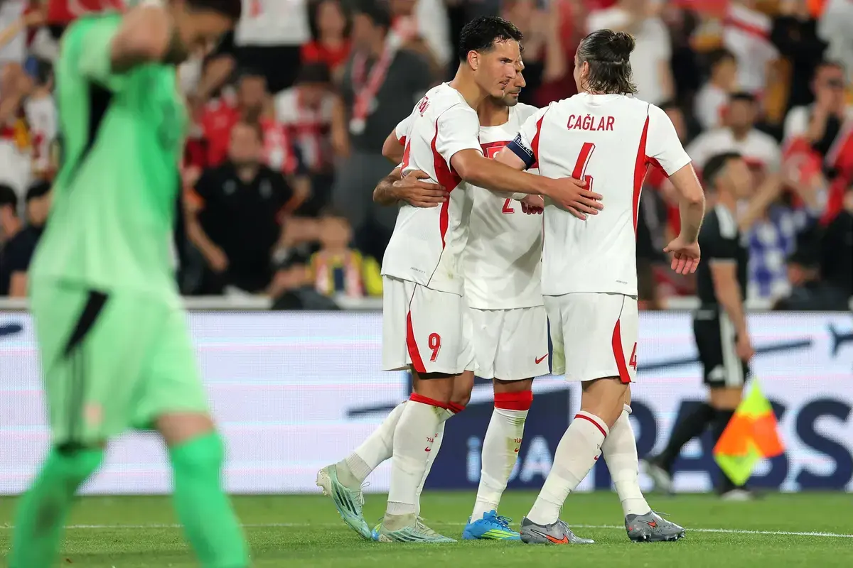 Liverpool-linked defender on the verge of new deal with club