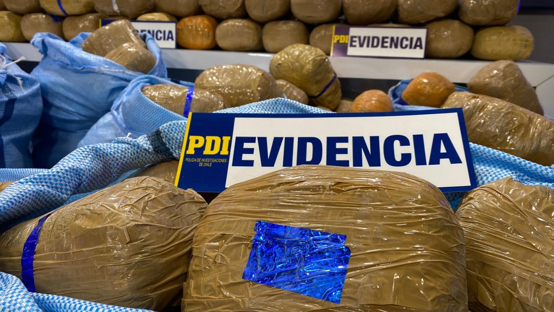 Narcos dejaron camioneta con 440 kilos de marihuana en estacionamiento ...