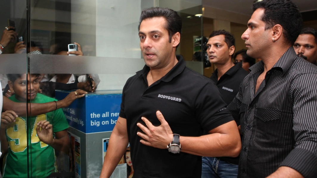 Salman Khan defuses bodyguard mix-up with warm hug at 'Lagaan' event