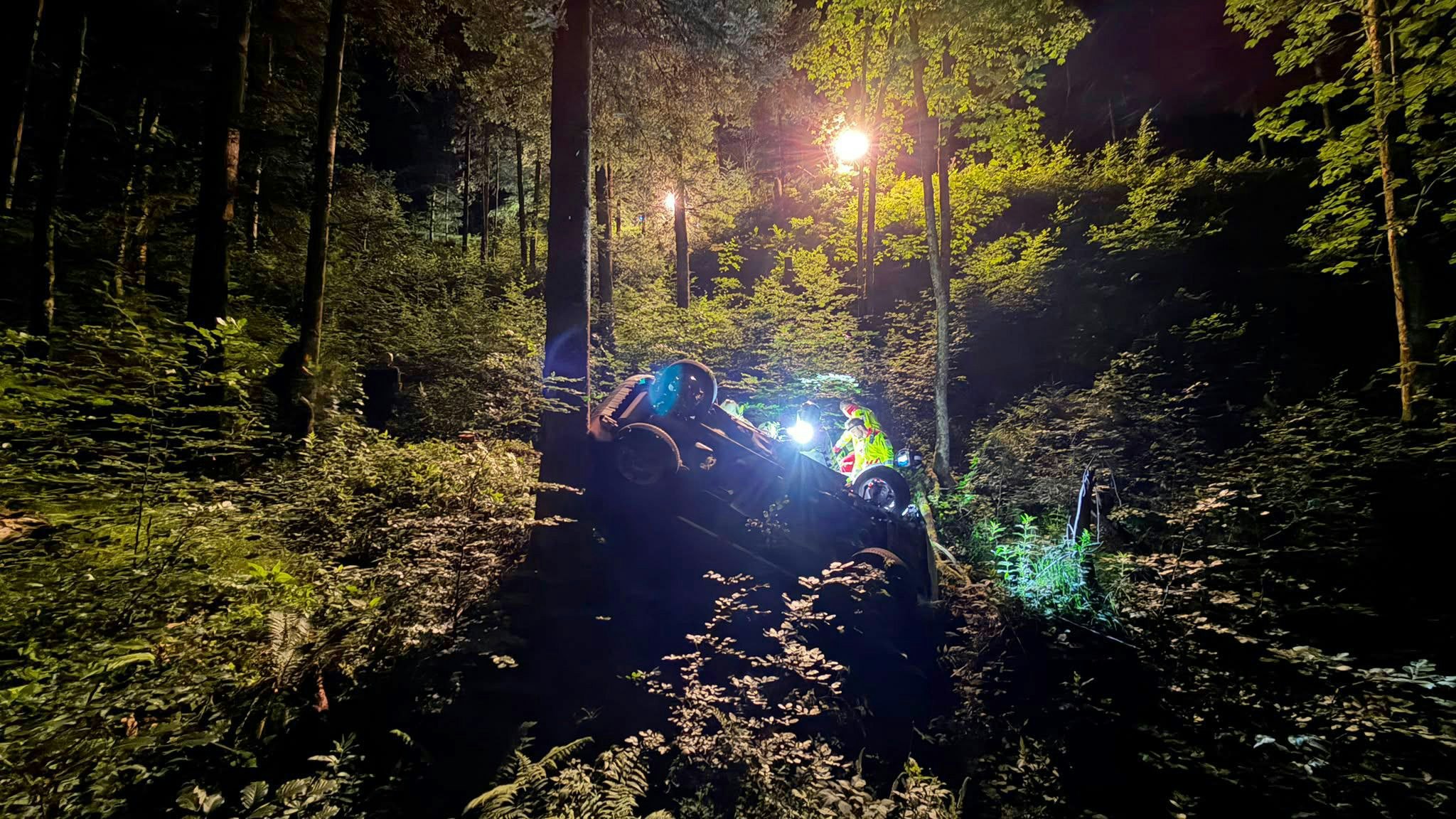 Bilder: Pkw rund 50 Meter über einen Hang abgestürzt