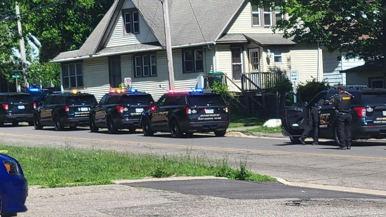 Springfield woman taken to hospital after barricading herself, child ...