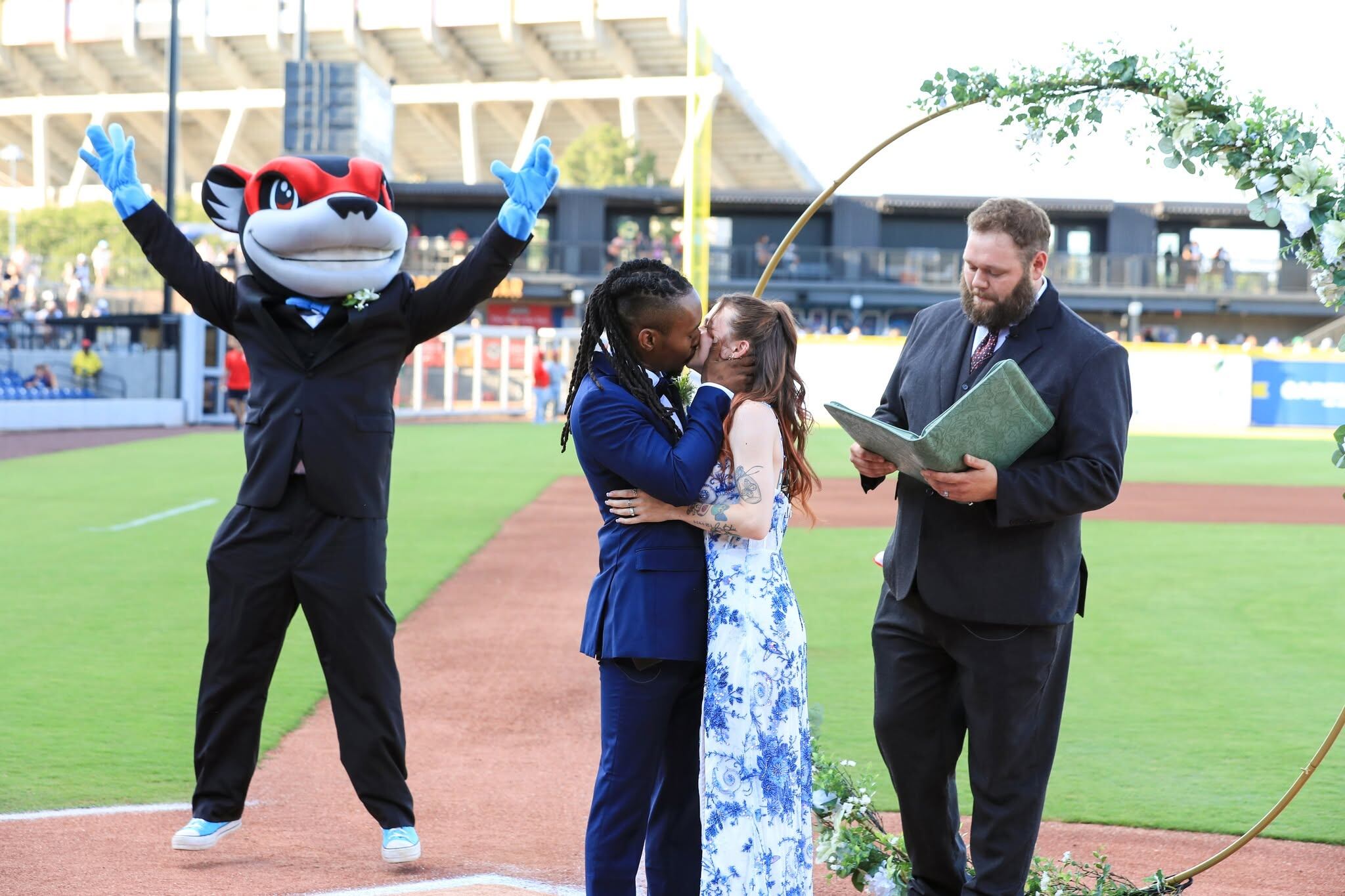 Couple gets married during Richmond Flying Squirrels game
