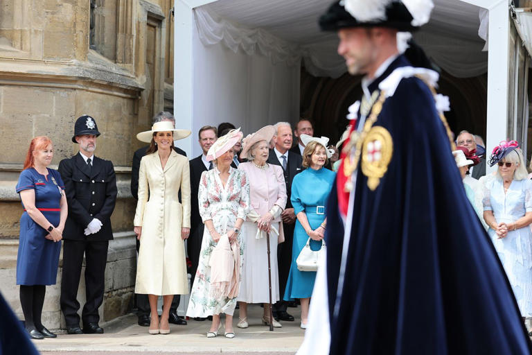 Kate Middleton dips into an effortless curtsy before a horse-drawn ...