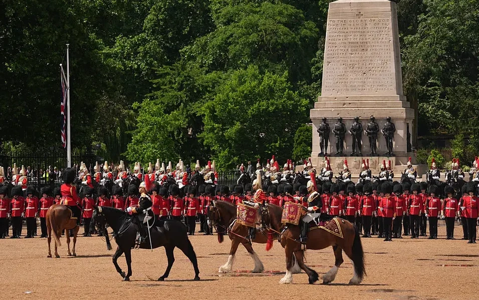 US influencer slammed for refusing to leave King's Guard site