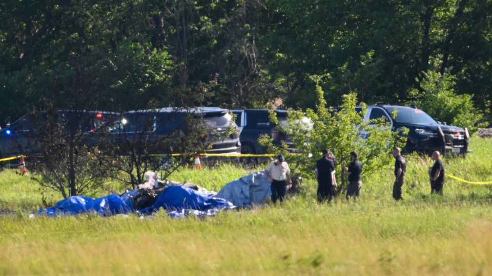 Deadly crash revives longstanding debate over regulation of skydiving ...