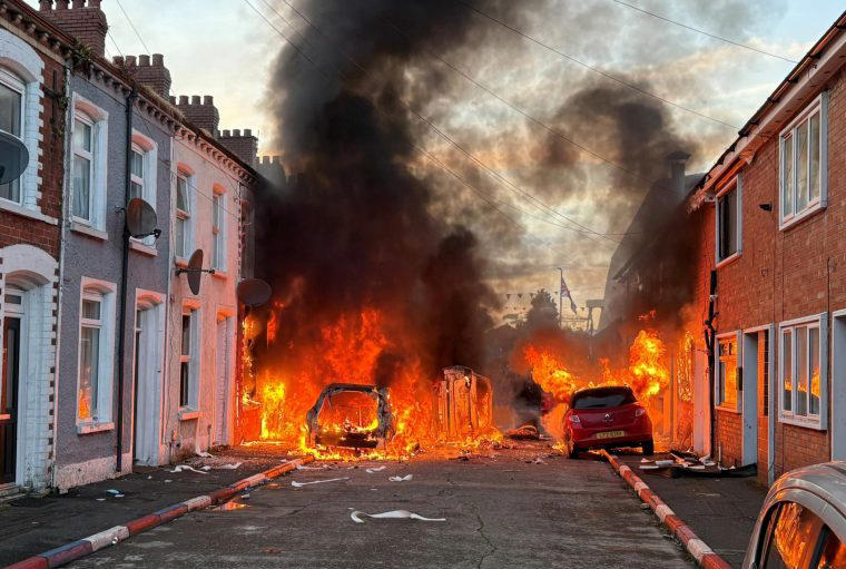 Anti-migrant vigilantes plot to block Port of Dover and put '50 boats ...