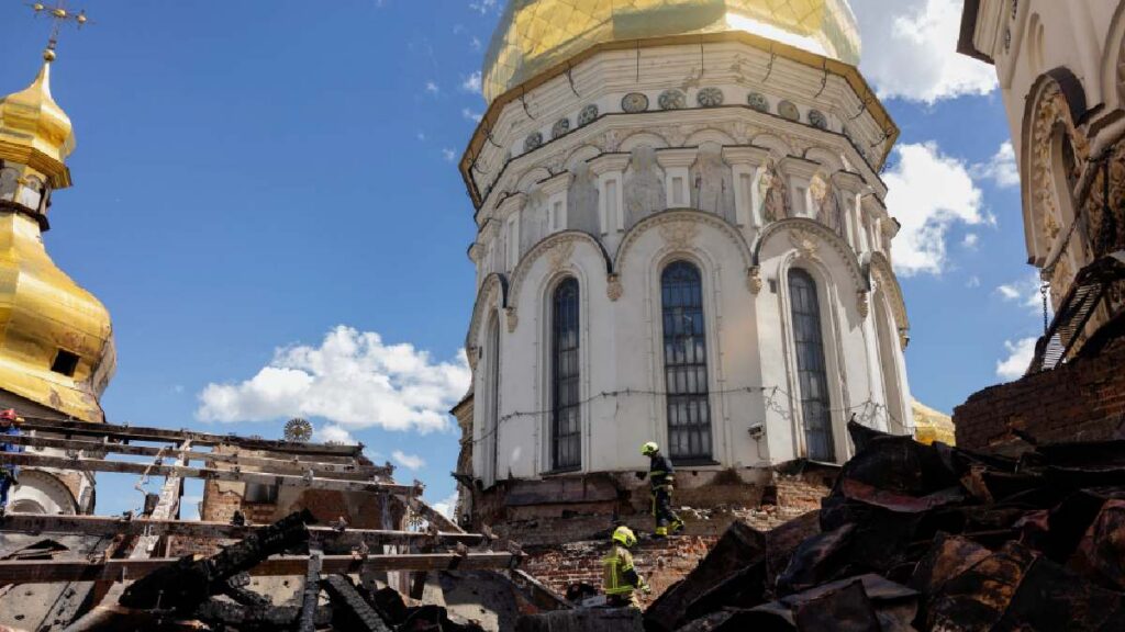 Ataque ruso deja 11 muertos e incendia la catedral de la Dormición en ...