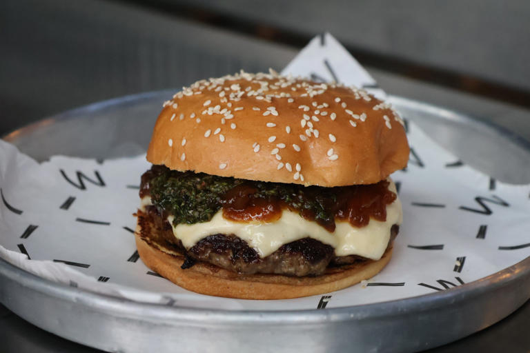 Lanzan la hamburguesa mundialista “anulo mufa” como cábala para la ...
