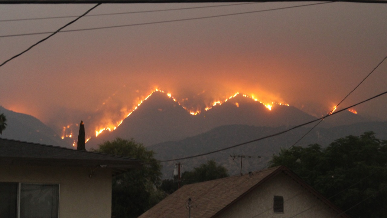 A fast-moving brush fire near Palmdale jumped to 300 acres and forced ...