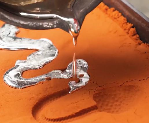 Faszinierender Schmuck im Schlangenmetall-Stil